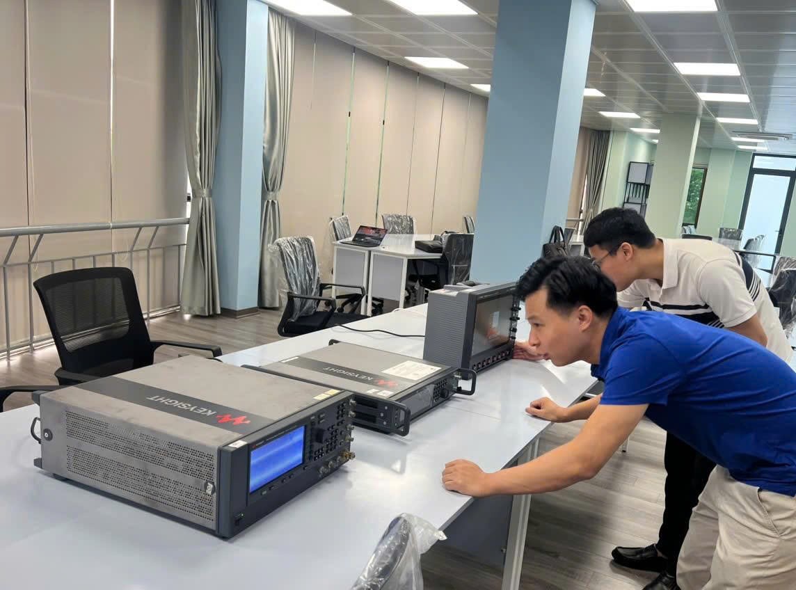 Kỹ sư ASIC demo hệ thống test bench phục vụ nghiên cứu 5G mmWave - ASIC.vn